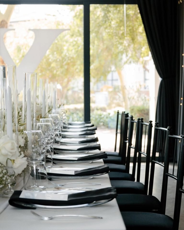 23 Statement-Making Black and White Table Setting Ideas That Are Too ...