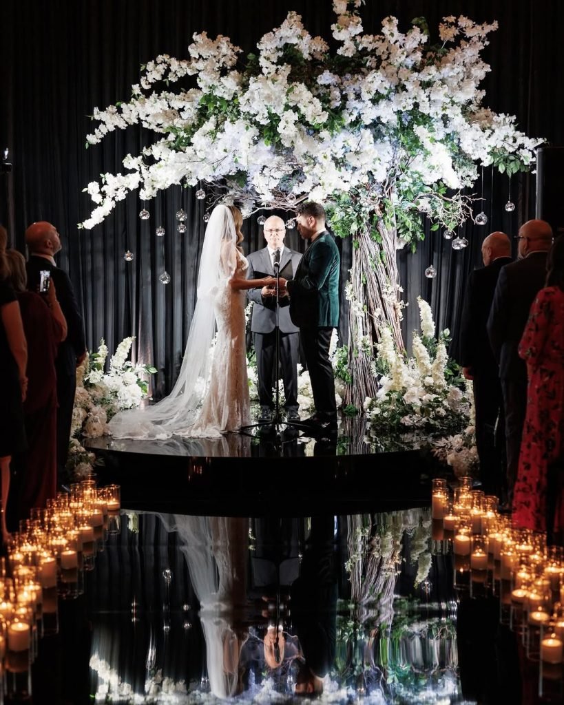 22 Luxuriously Dark Moody Wedding Decor Ideas for 2025 That Are ...