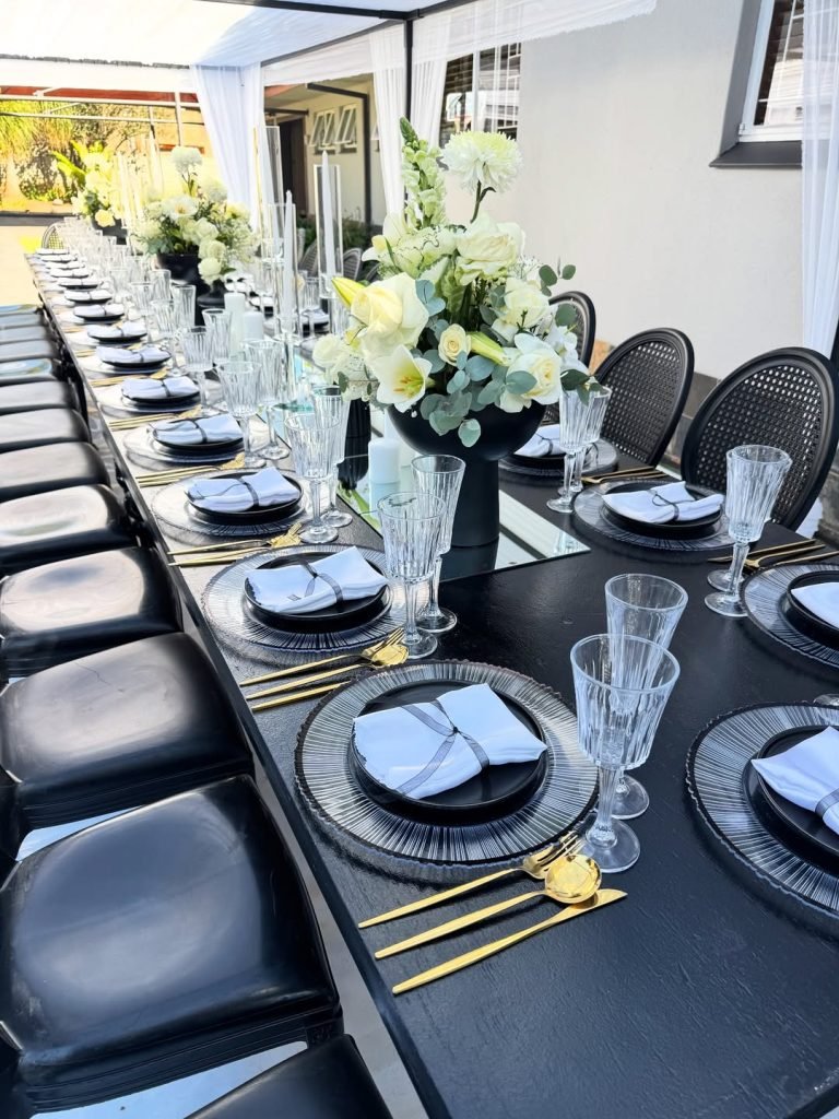 23 Statement-Making Black and White Table Setting Ideas That Are Too ...